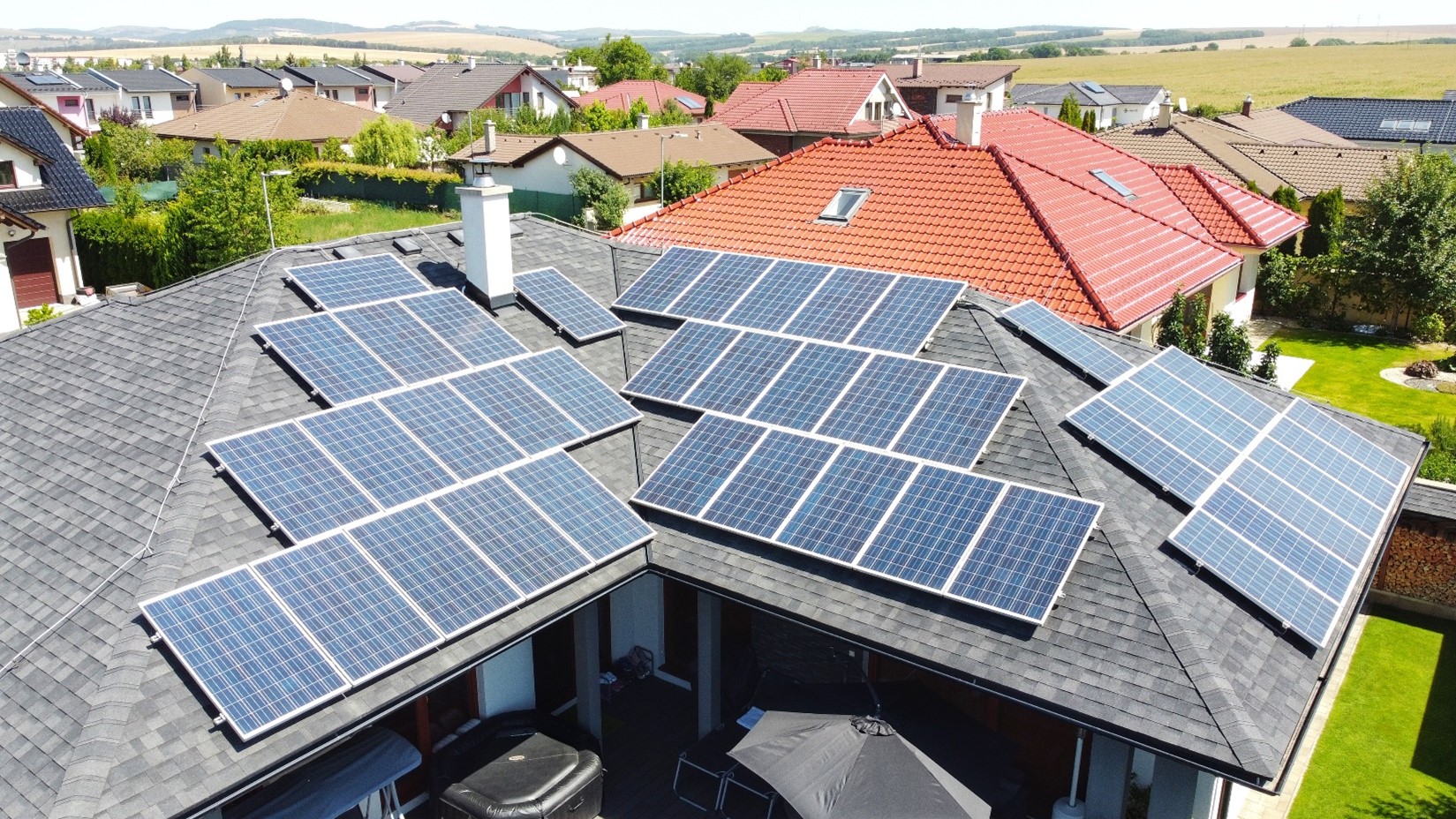 Fotovoltaické alebo solárne panely na šindľovej streche|IKO
